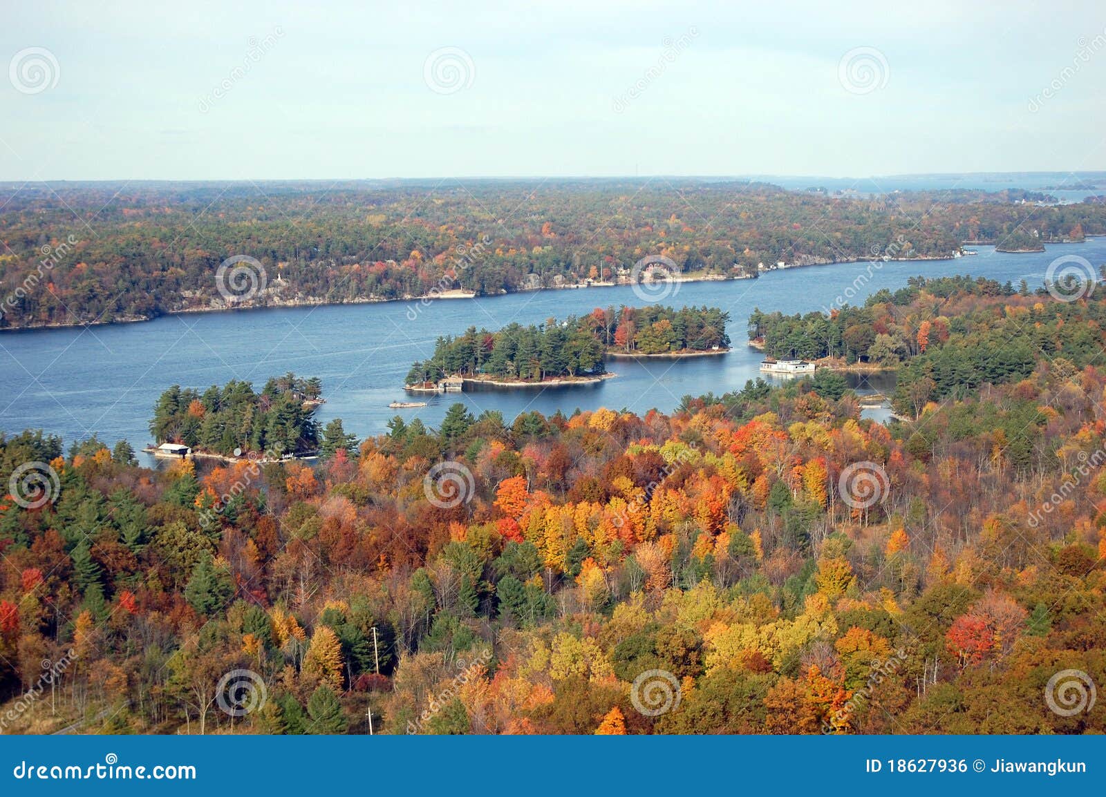 Mil islas en caída foto de archivo. Imagen de azul, medieval - 18627936