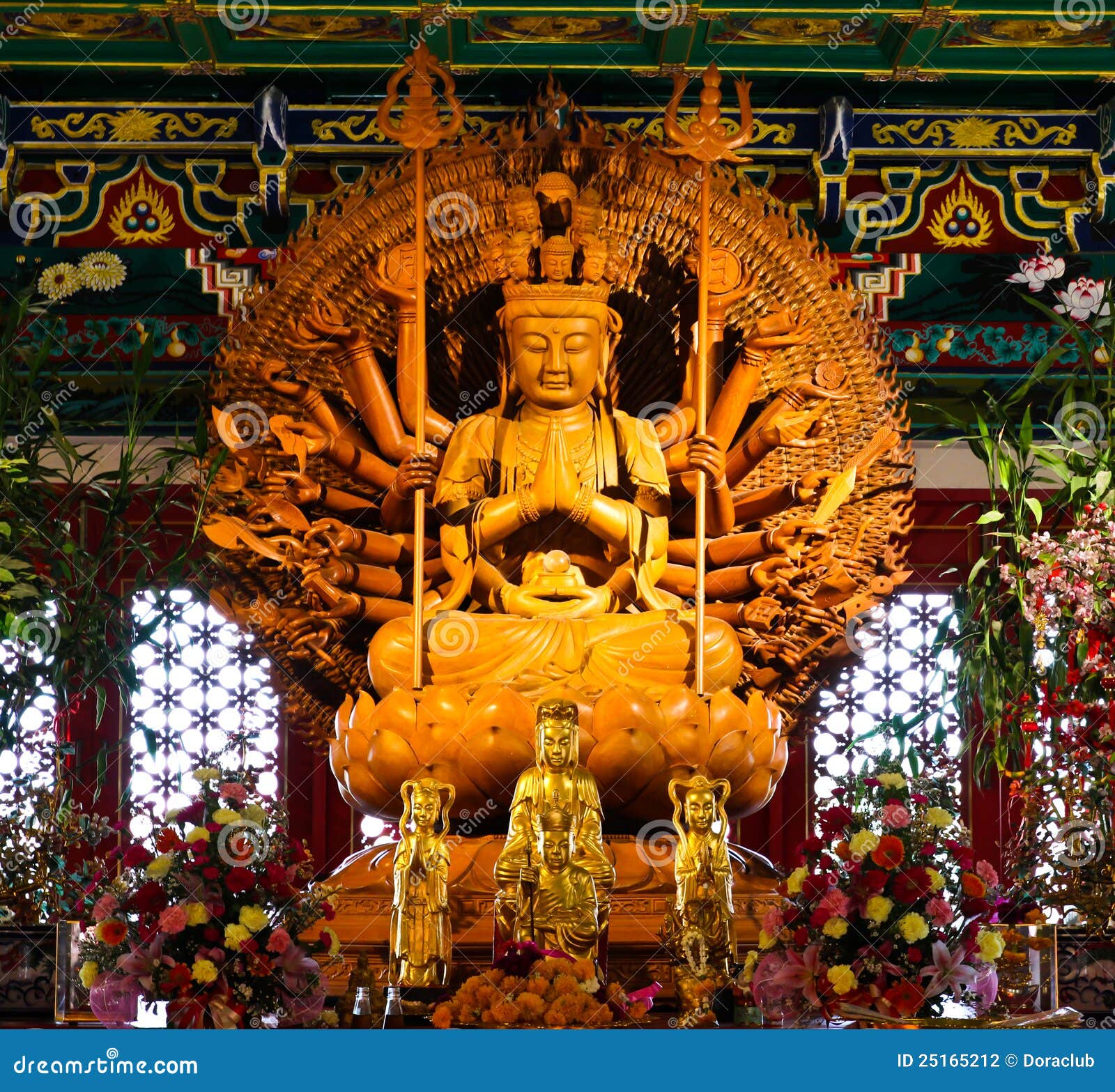 Mil Manos Buddha De Madera En Templo Chino Foto de archivo - Imagen de ...