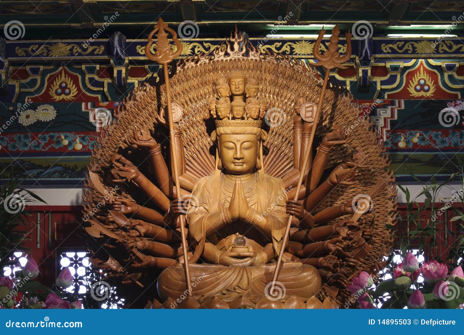 Mil manos Guan Yin. imagen de archivo. Imagen de iglesia - 14895503