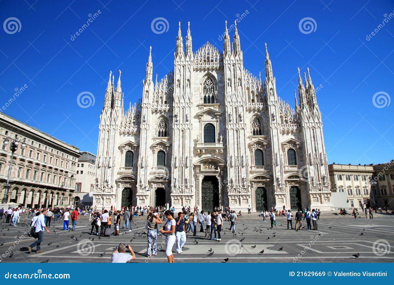 Milan Dome editorial stock image. Image of italia, square - 21629669