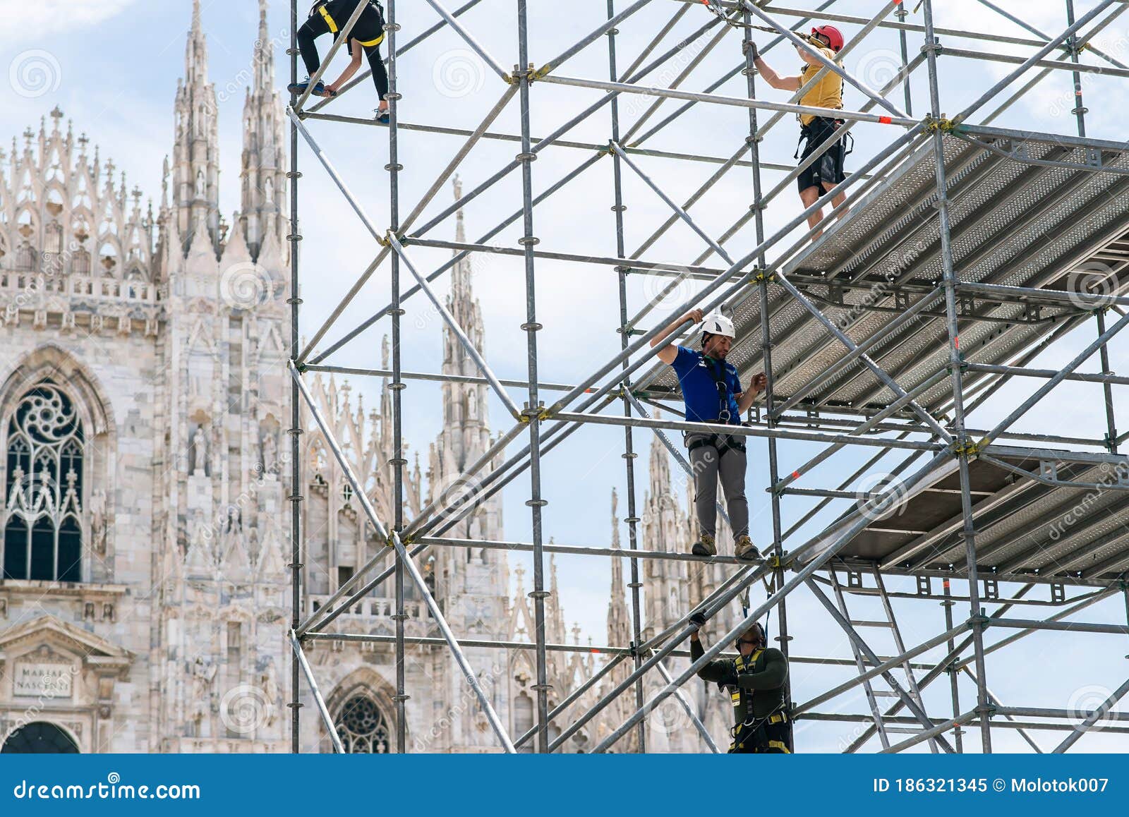 Milan. Workers Assemble a Steel Structure in Front of Milan Cathedral ...