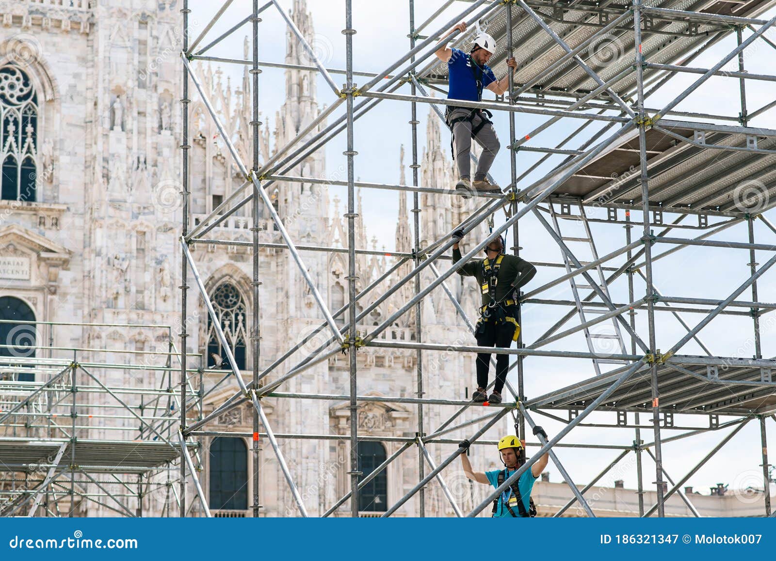 Milan. Workers Assemble a Steel Structure in Front of Milan Cathedral ...