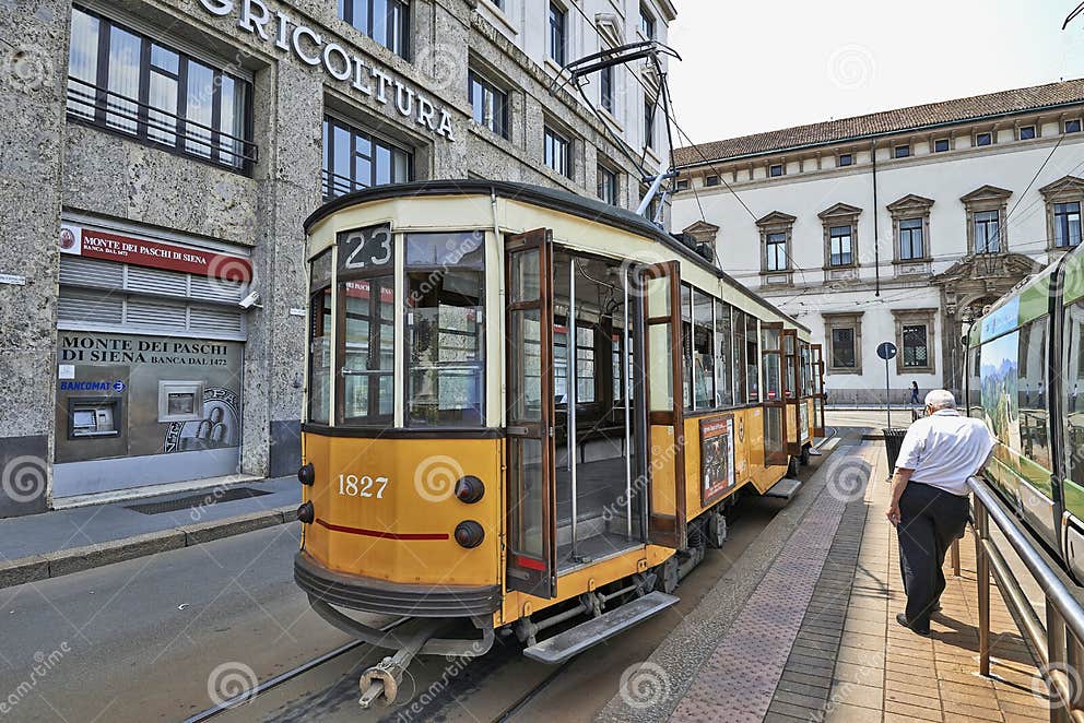Milan Orange Cable Car foto de archivo editorial. Imagen de cityscape ...