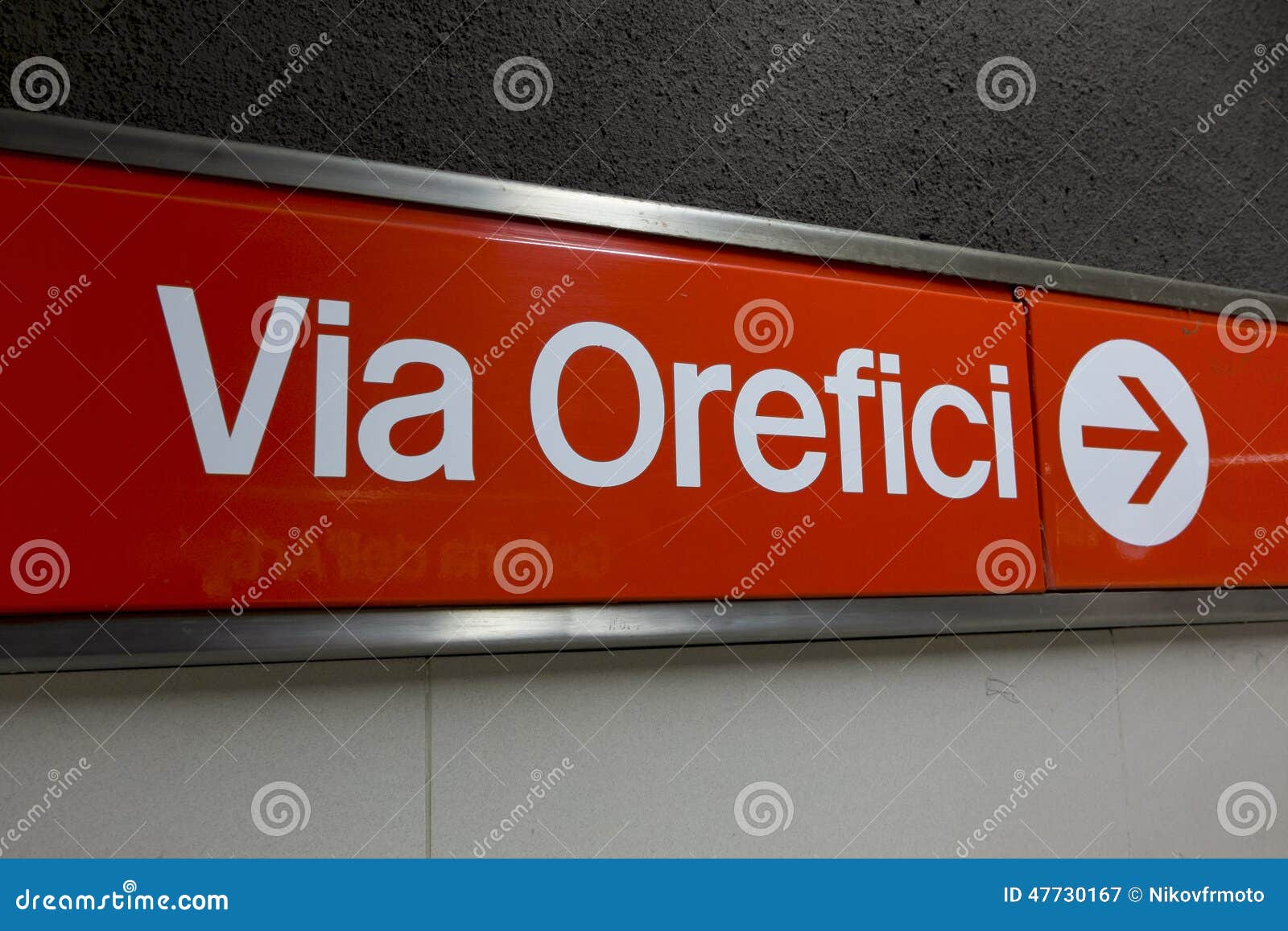 Milan subway editorial photography. Image of tube, metro - 47730167