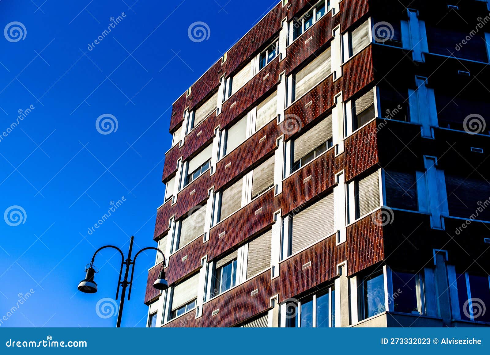 2022 12 27 Milano building stock image. Image of high - 273332023