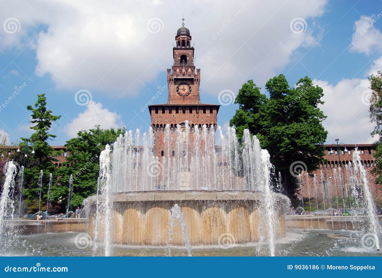 Milano - Castello Sforzesco, Castillo De Sforza Foto de archivo ...