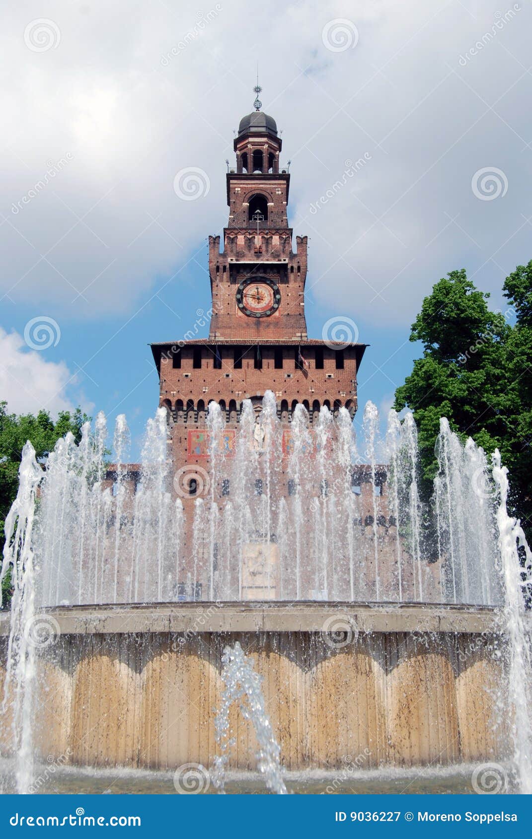 Milano - Castello Sforzesco, Castillo De Sforza Imagen de archivo ...