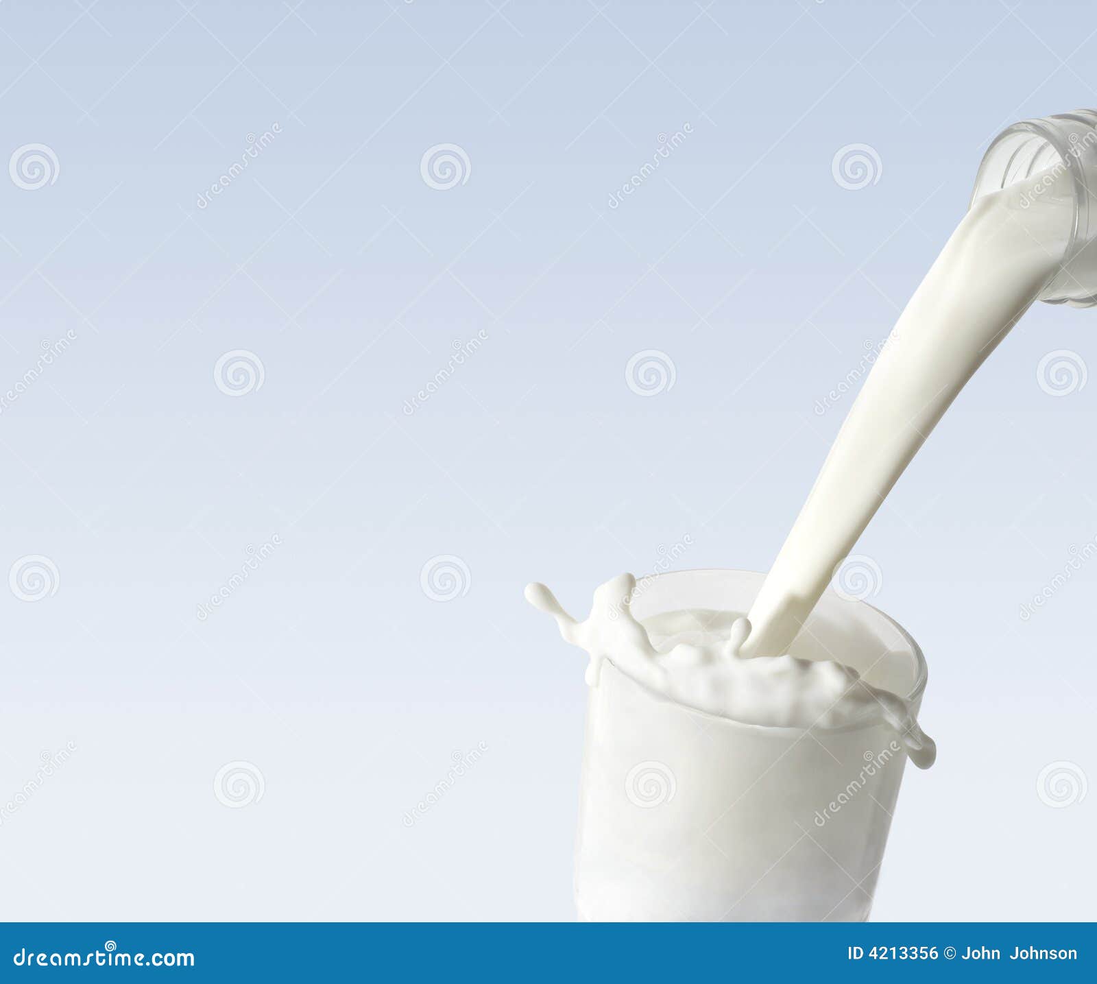 Milch-Glas stockfoto. Bild von schwerpunkt, appetitanregend - 4213356