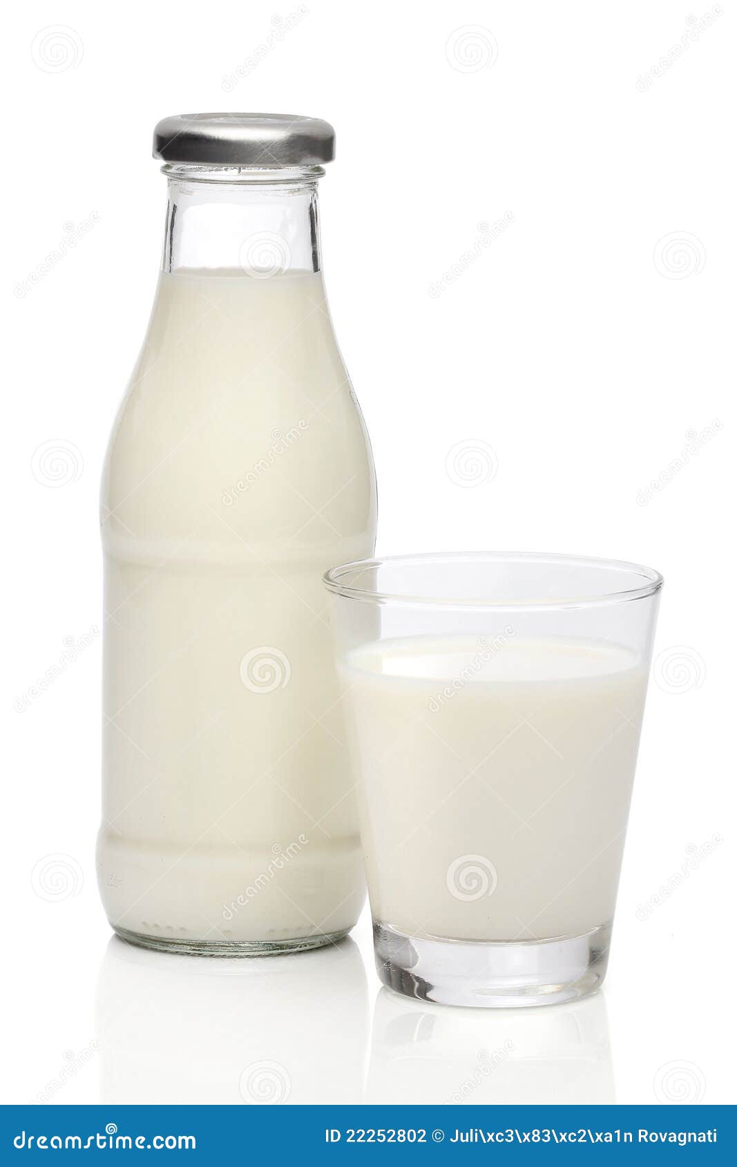 Milchflasche Und Ein Glas. Mit Ausschnittspfad Stockfoto - Bild von ...