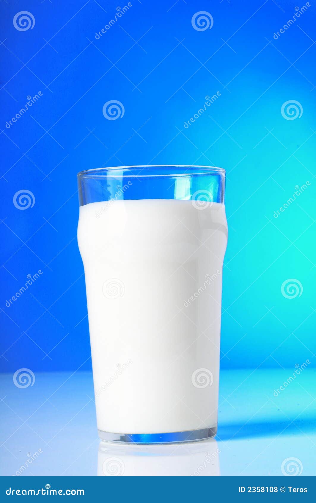 Milchglas stockfoto. Bild von hintergrund, wachstum, nahrhaft - 2358108