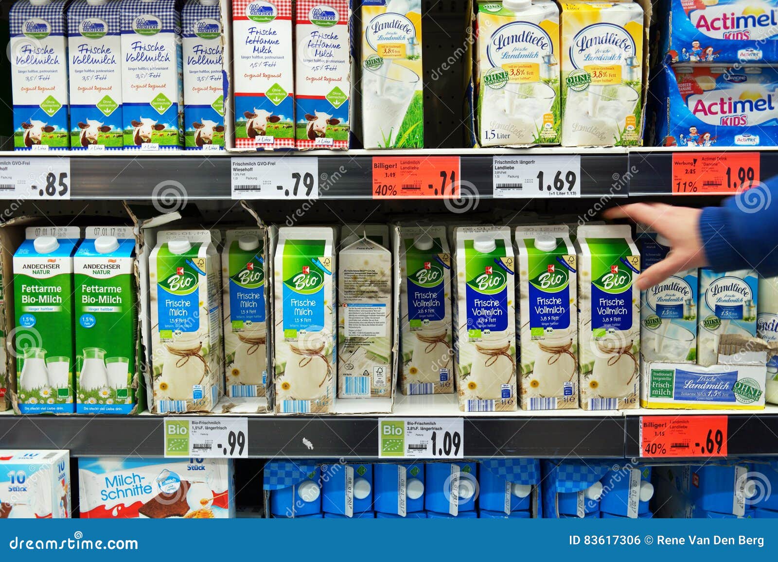 Milchverpackung redaktionelles foto. Bild von europa - 83617306