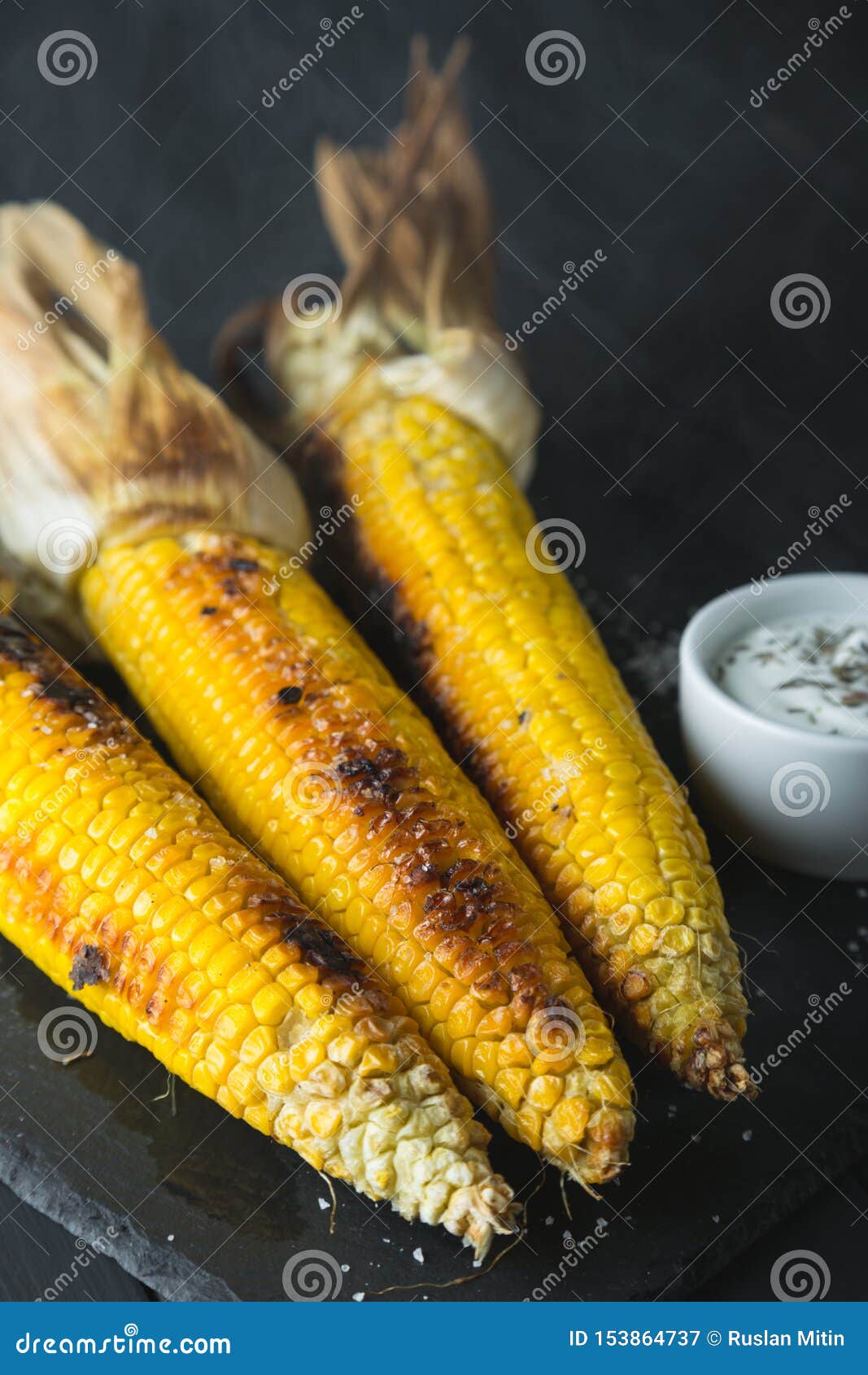 Milho Cozido Com Especiarias E Molho Do Iogurte Imagem de Stock ...