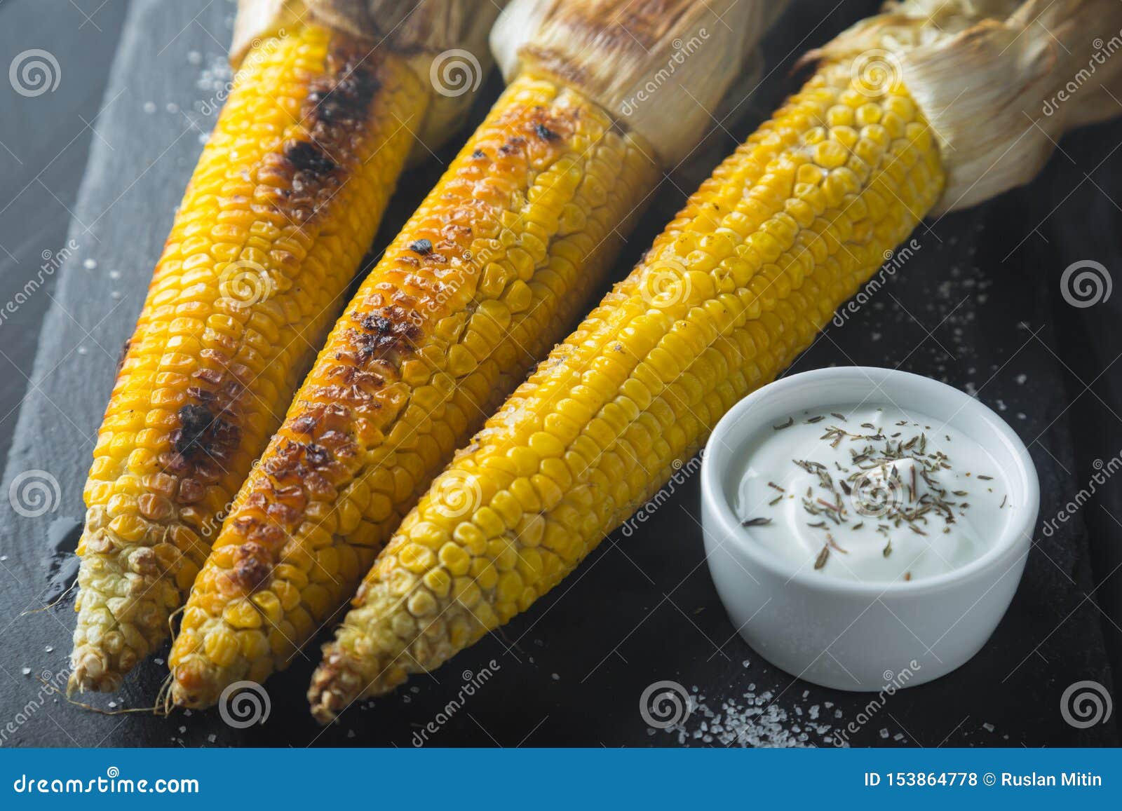 Milho Cozido Com Especiarias E Molho Do Iogurte Foto de Stock - Imagem ...