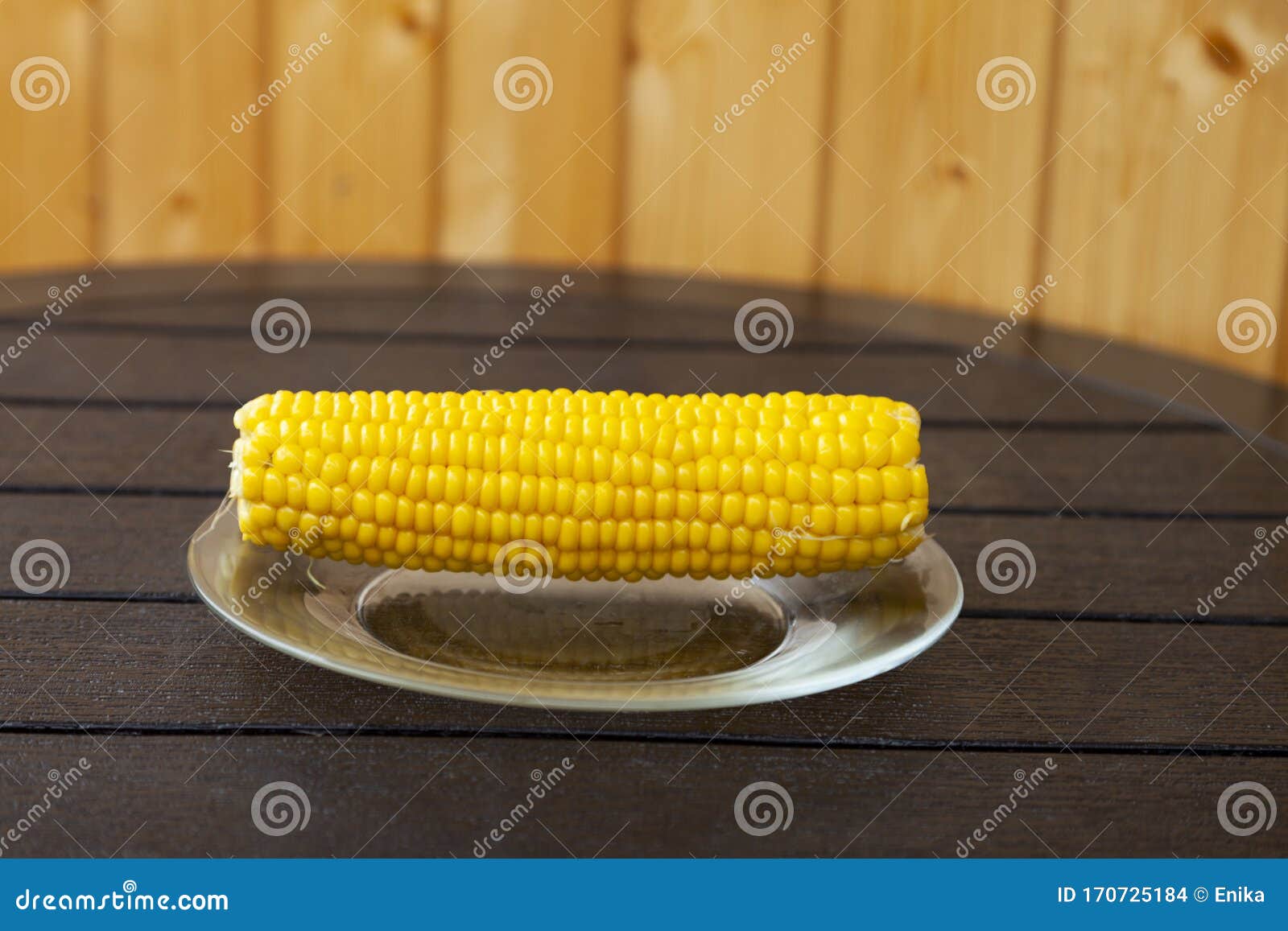 Milho Cozido Numa Mesa De Madeira Foto de Stock - Imagem de maduro ...