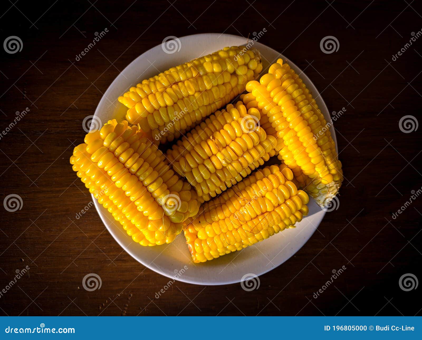 Milho Doce Cozido Delicioso Em Placa Branca Foto de Stock - Imagem de ...