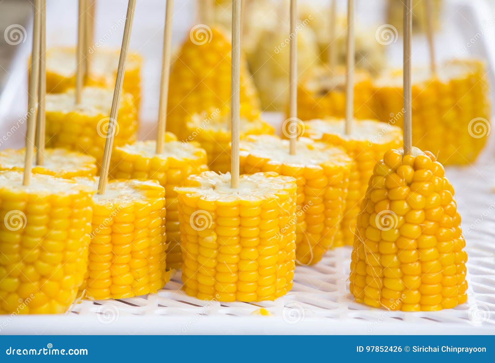 Milho doce cozinhado foto de stock. Imagem de alimento - 97852426