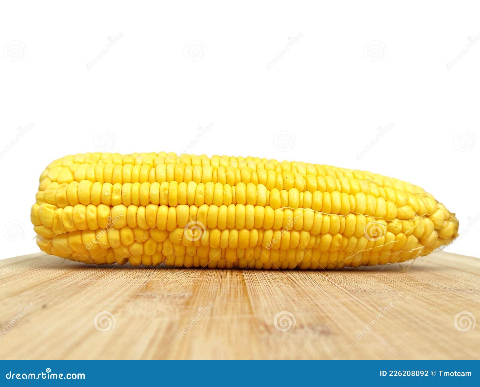 Milho Em Prato De Madeira Com Fundo Branco. Foto de Stock - Imagem de ...