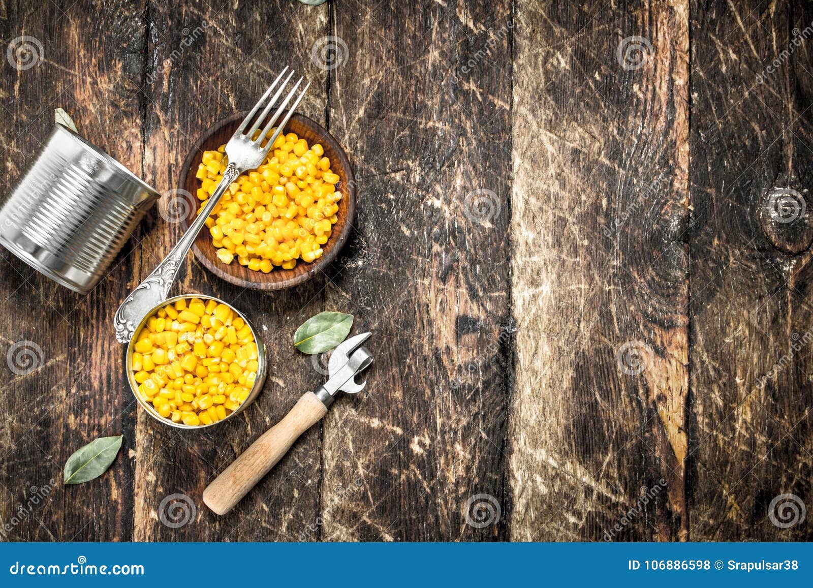 Milho Enlatado Em Uma Lata De Lata Com Abridor Foto de Stock - Imagem ...