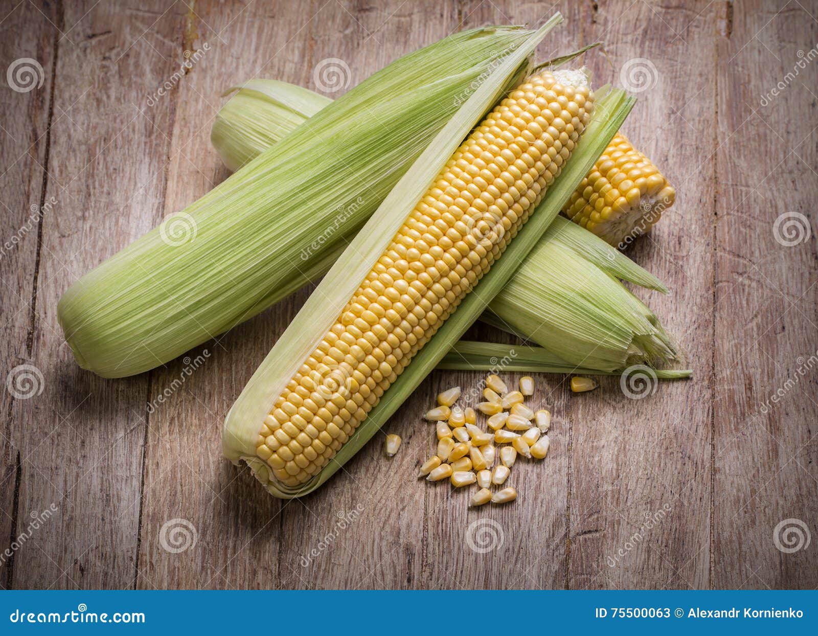 Milho Fresco Na Tabela De Madeira Imagem de Stock - Imagem de fazenda ...