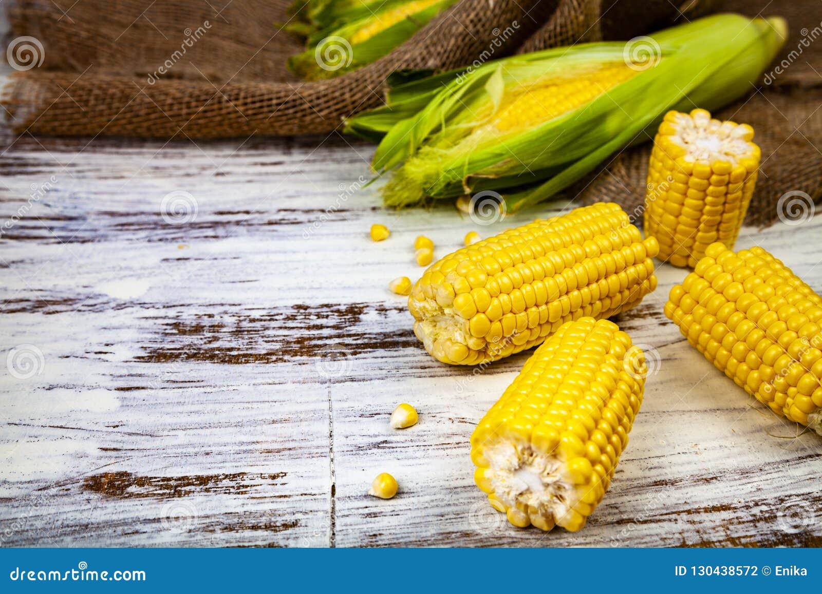 Milho Maduro Em Uma Tabela De Madeira Foto de Stock - Imagem de cereal ...
