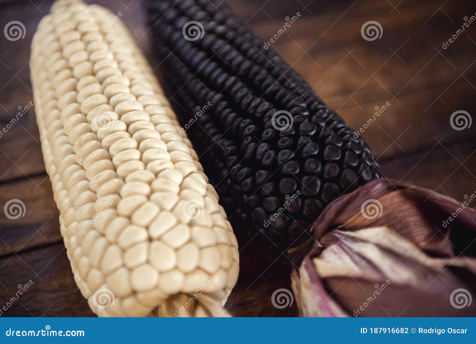 Milho Preto E Branco Na Perspectiva Da Mesa De Madeira Foto de Stock ...