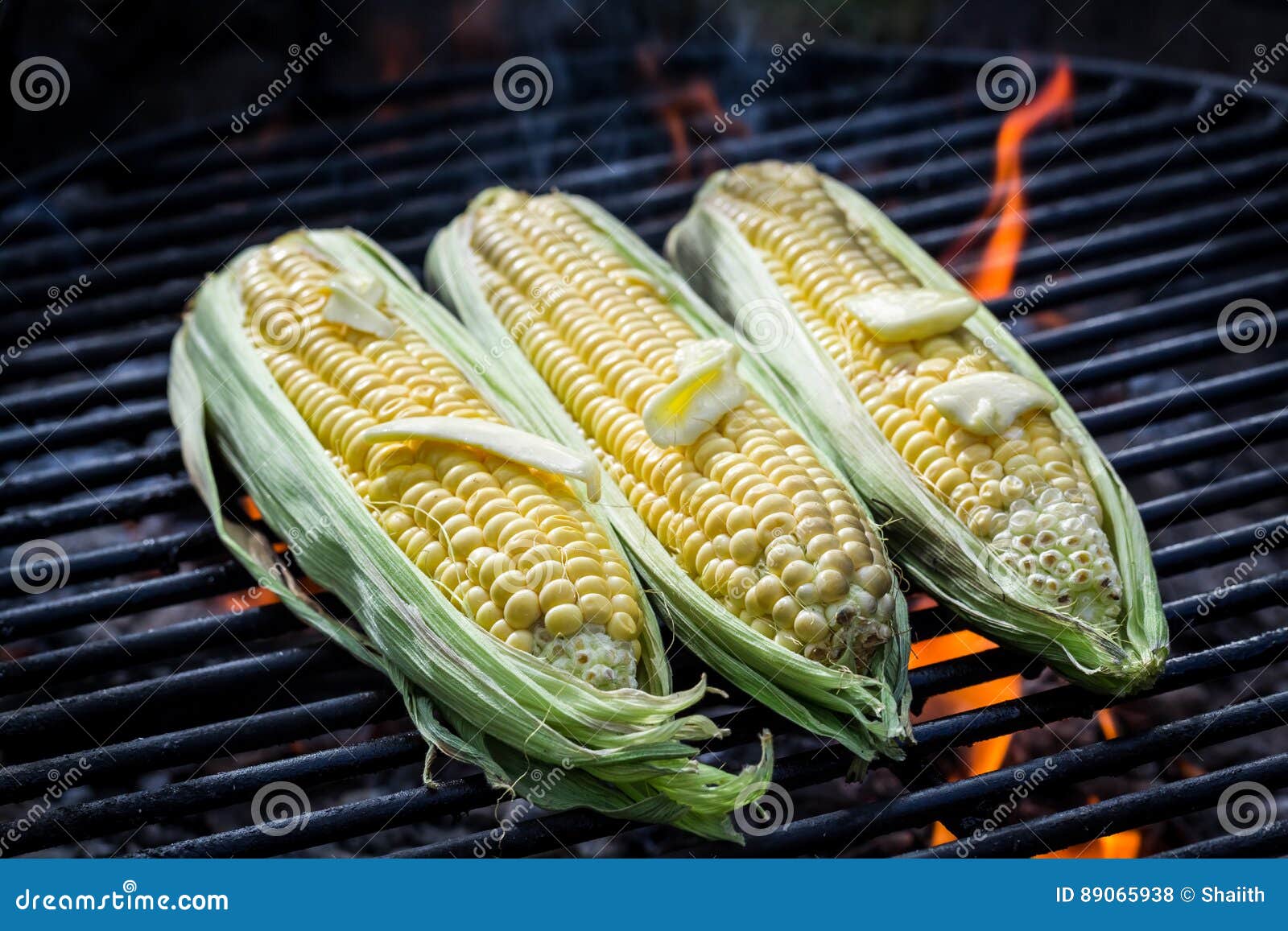 Milho Quente Na Grade Com Manteiga E Sal Foto de Stock - Imagem de ...
