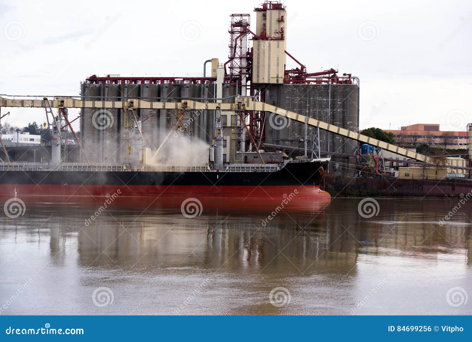 Milieuvervuiling Tijdens De Schepen Van De Ladingsrivier Stock Foto ...