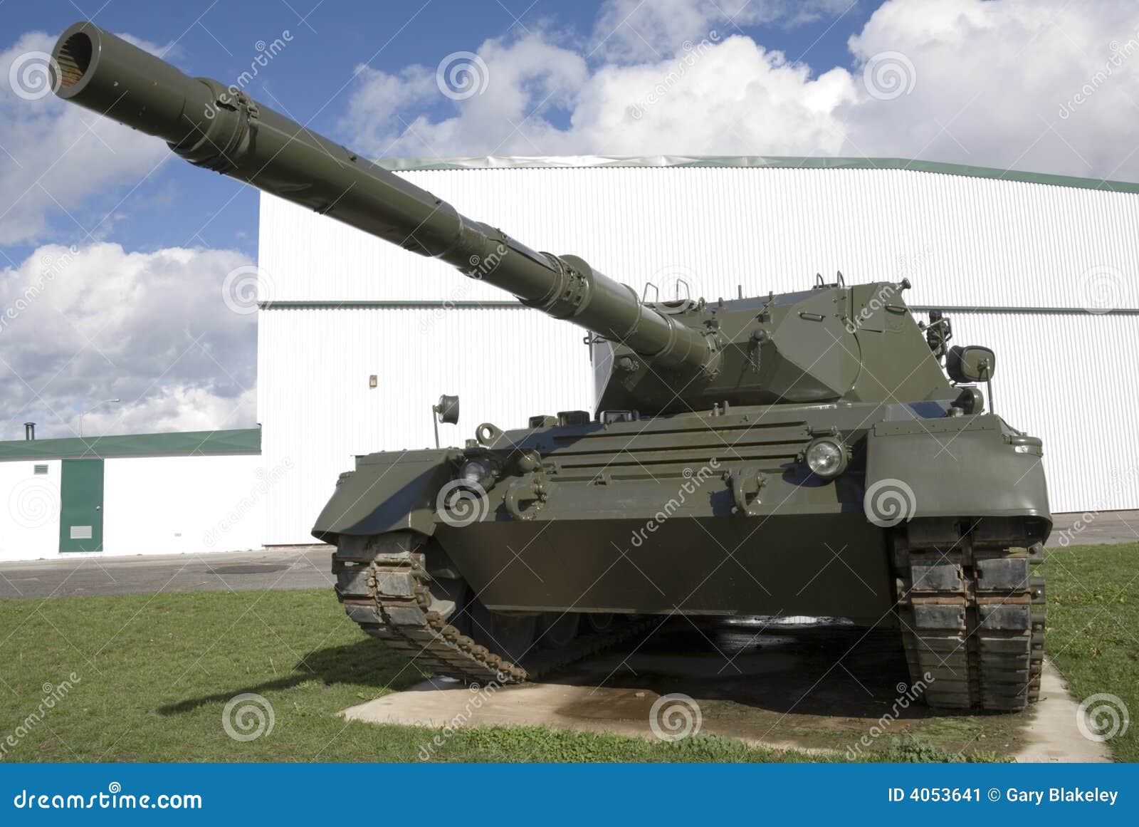 Militaire Tank stock afbeelding. Afbeelding bestaande uit gras - 4053641