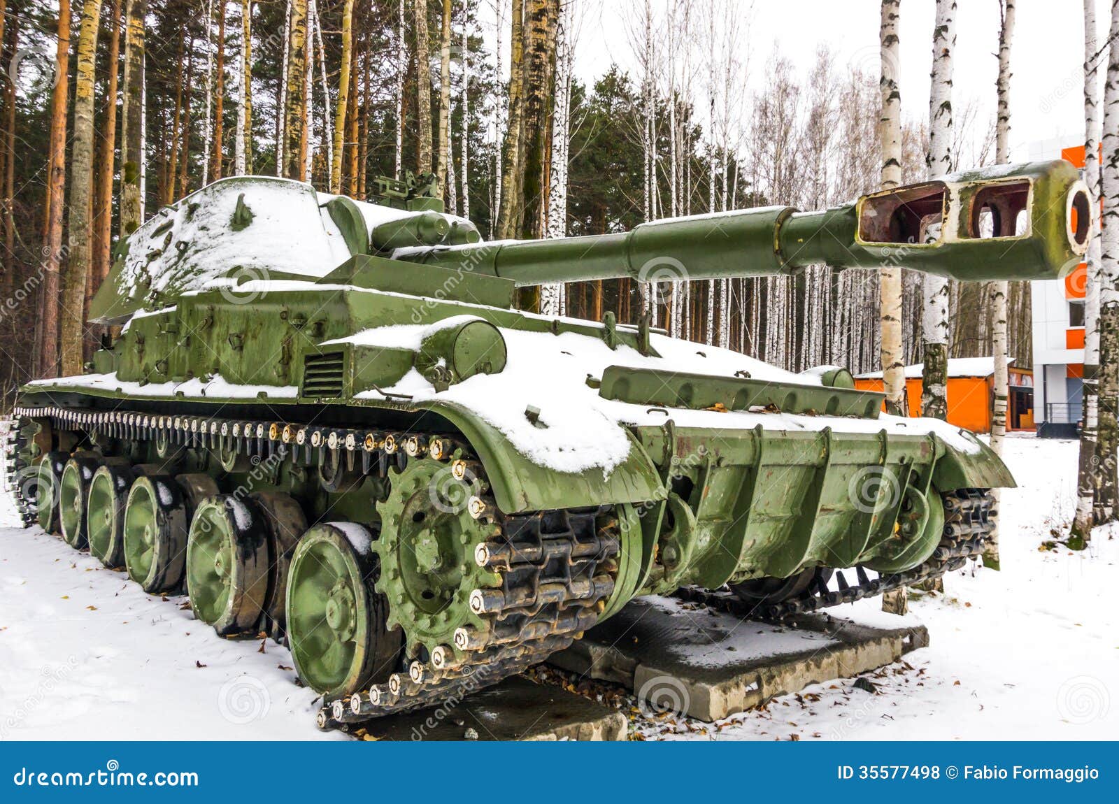 Militaire tank in een bos stock foto. Image of oorlog - 35577498