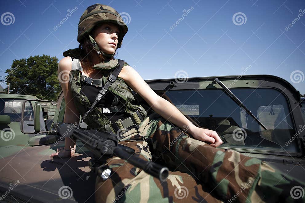 Militaire vrouw met geweer stock foto. Image of gevecht - 11230002