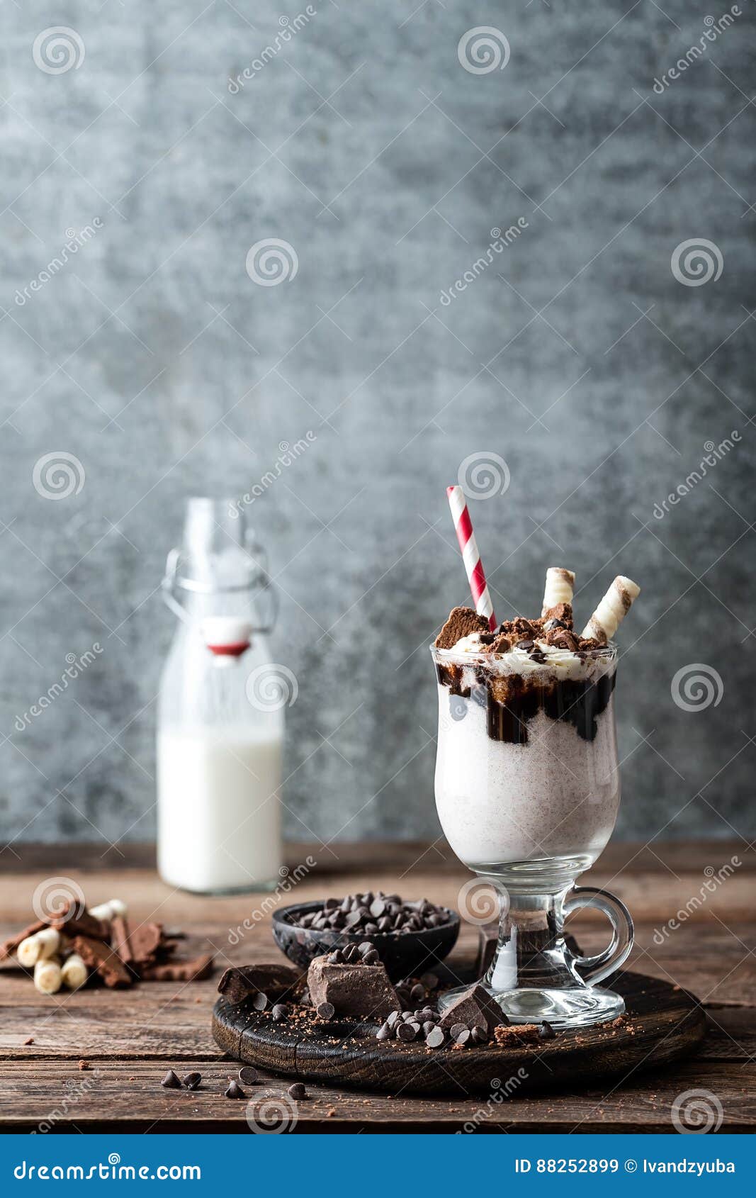 Milk Shake Com Gelado, Chocolate E Cookies Imagem de Stock - Imagem de ...