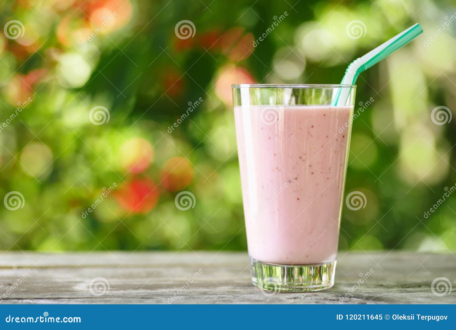 Milk Shake Cor-de-rosa No Vidro Na Tabela Imagem de Stock - Imagem de ...