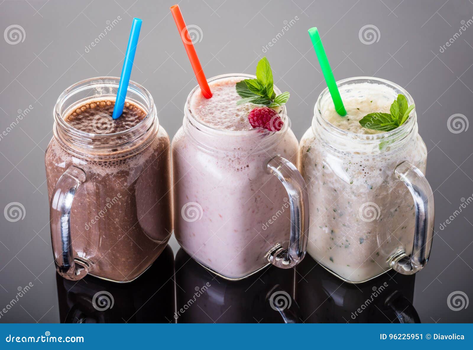 Milk Shake No Frasco Com Uma Palha Imagem de Stock - Imagem de batida ...