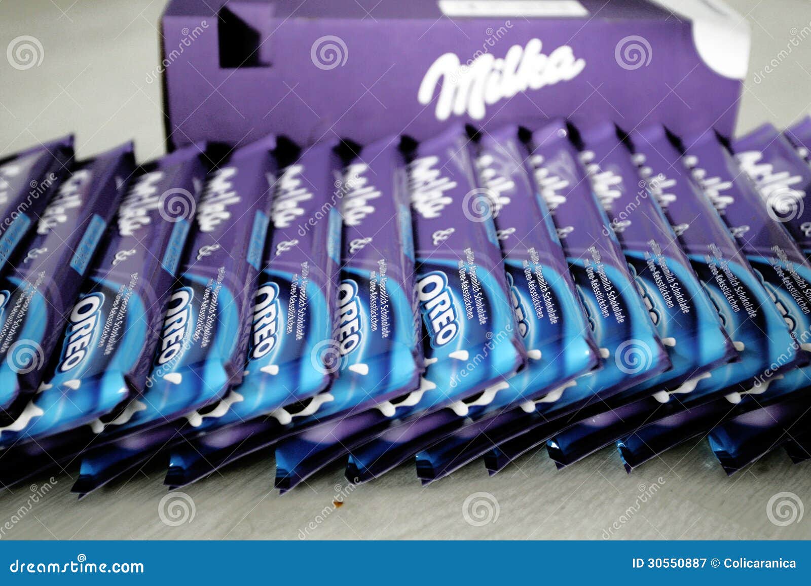 Milka Oreo fotografía editorial. Imagen de comercial - 30550887