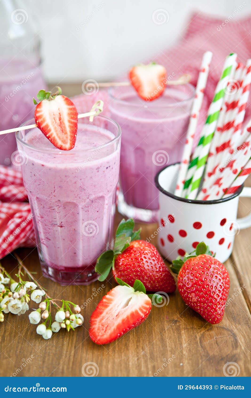 Milkshake con las fresas imagen de archivo. Imagen de fresas - 29644393