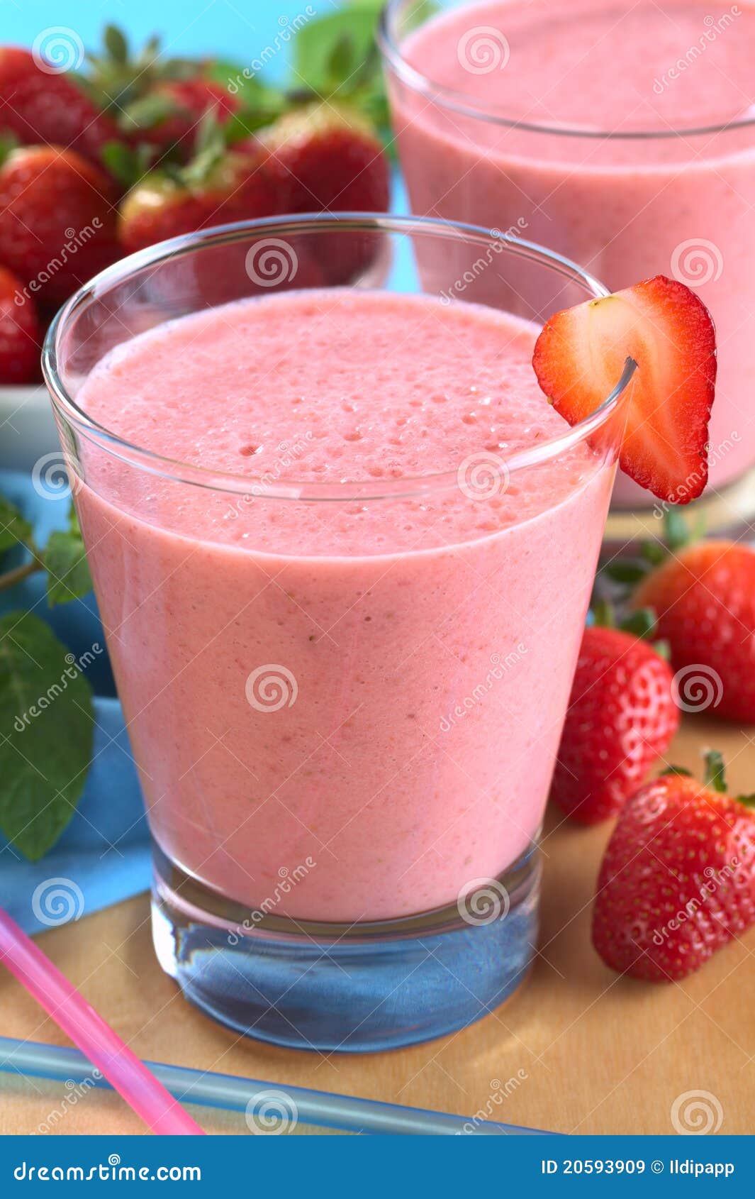 Milkshake da morango imagem de stock. Imagem de batida - 20593909