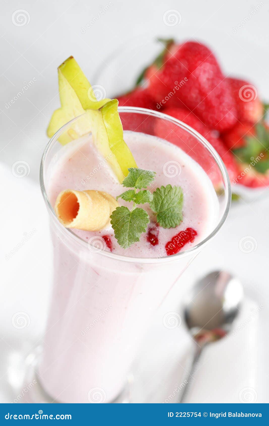 Milkshake de la fresa foto de archivo. Imagen de inferior - 2225754