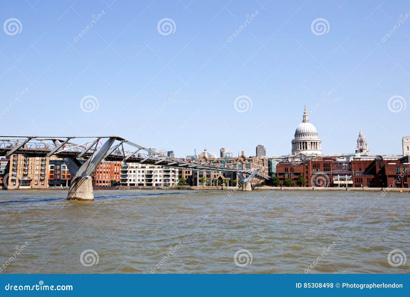 Millenniumbrug, Rivier Theems En St Paul Kathedraal in De Loop Van De ...