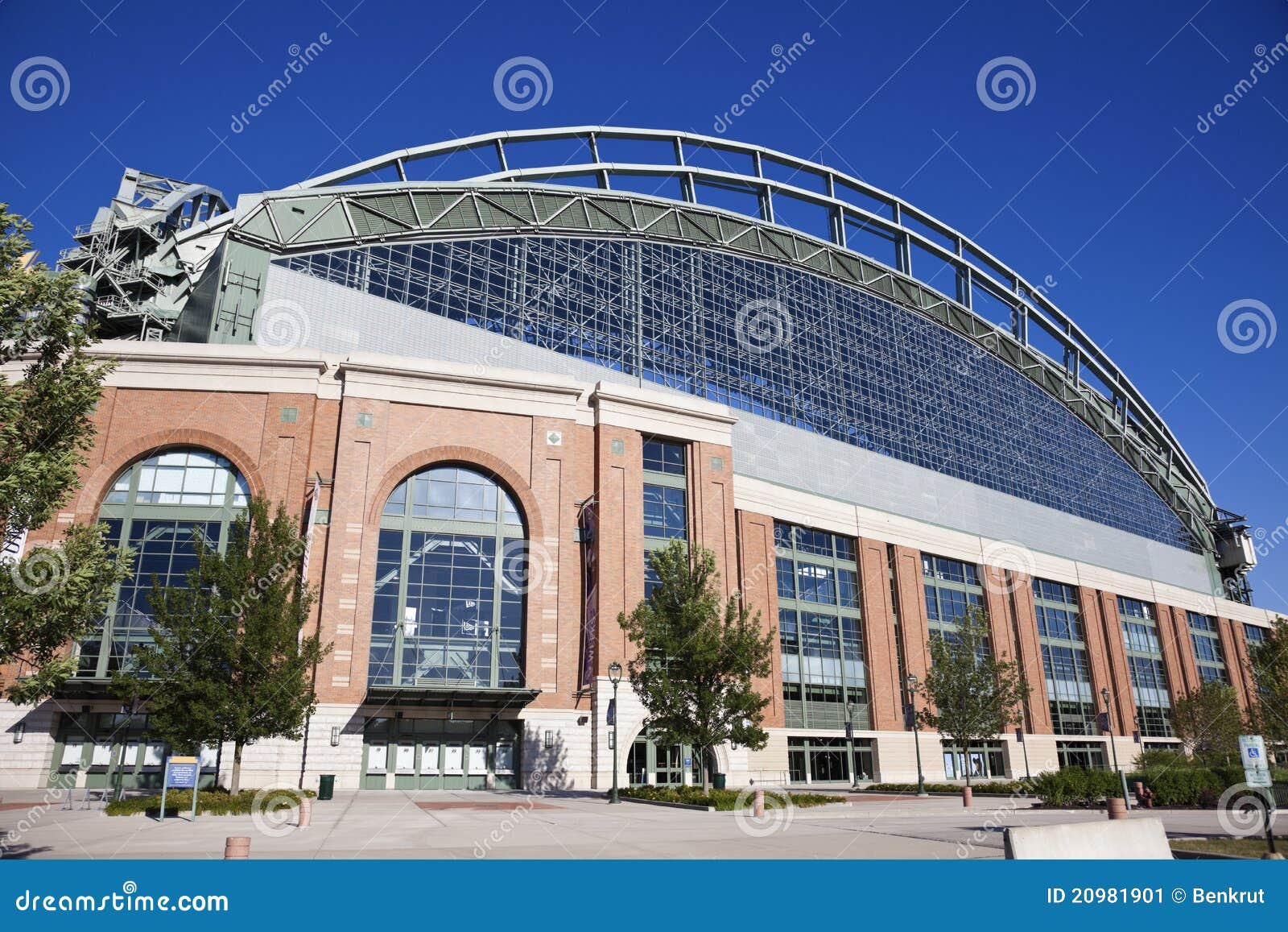 Miller Park in Milwaukee editorial photo. Image of arena - 20981901