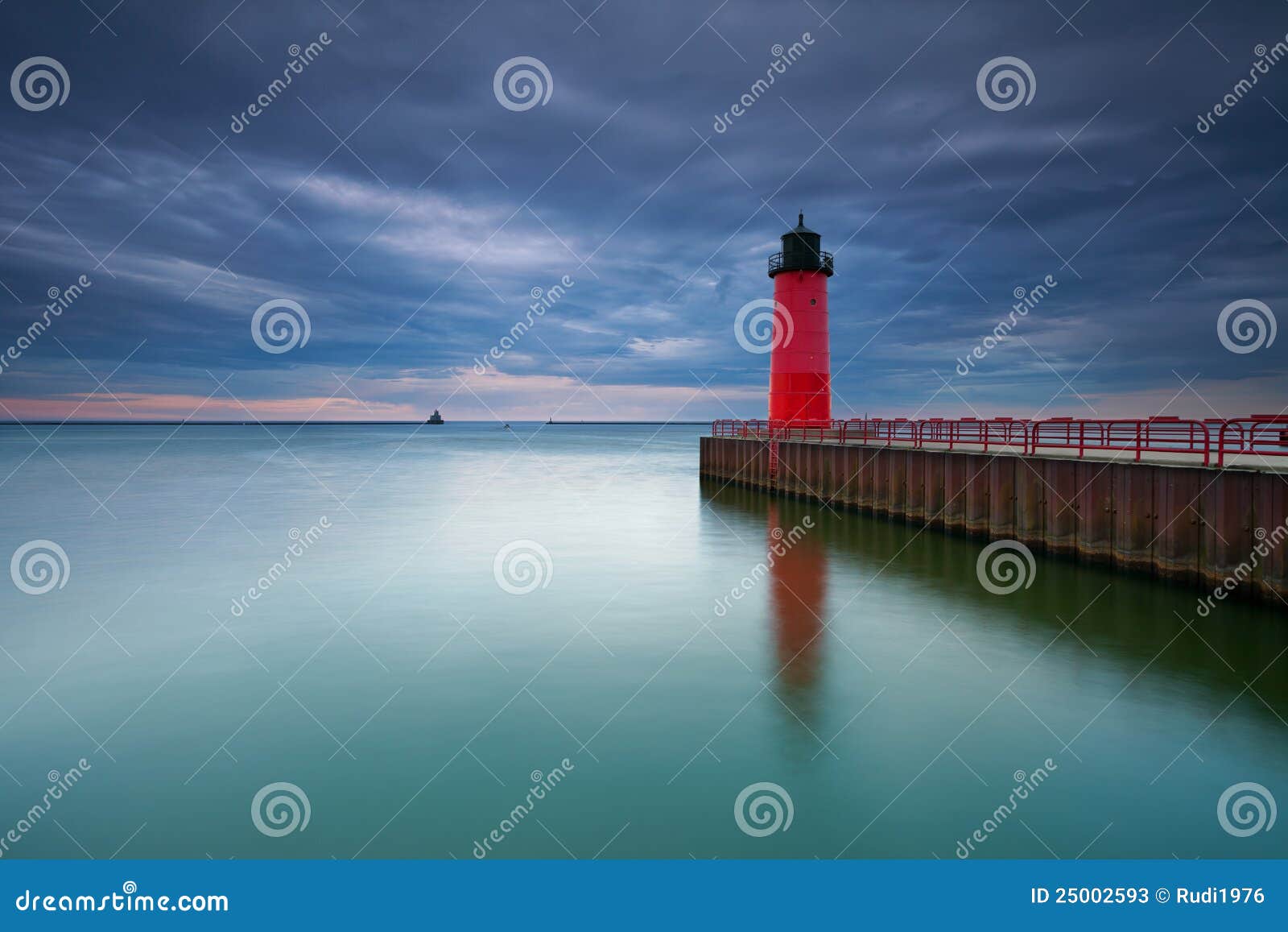 Milwaukee Lighthouse. stock image. Image of tranquil - 25002593