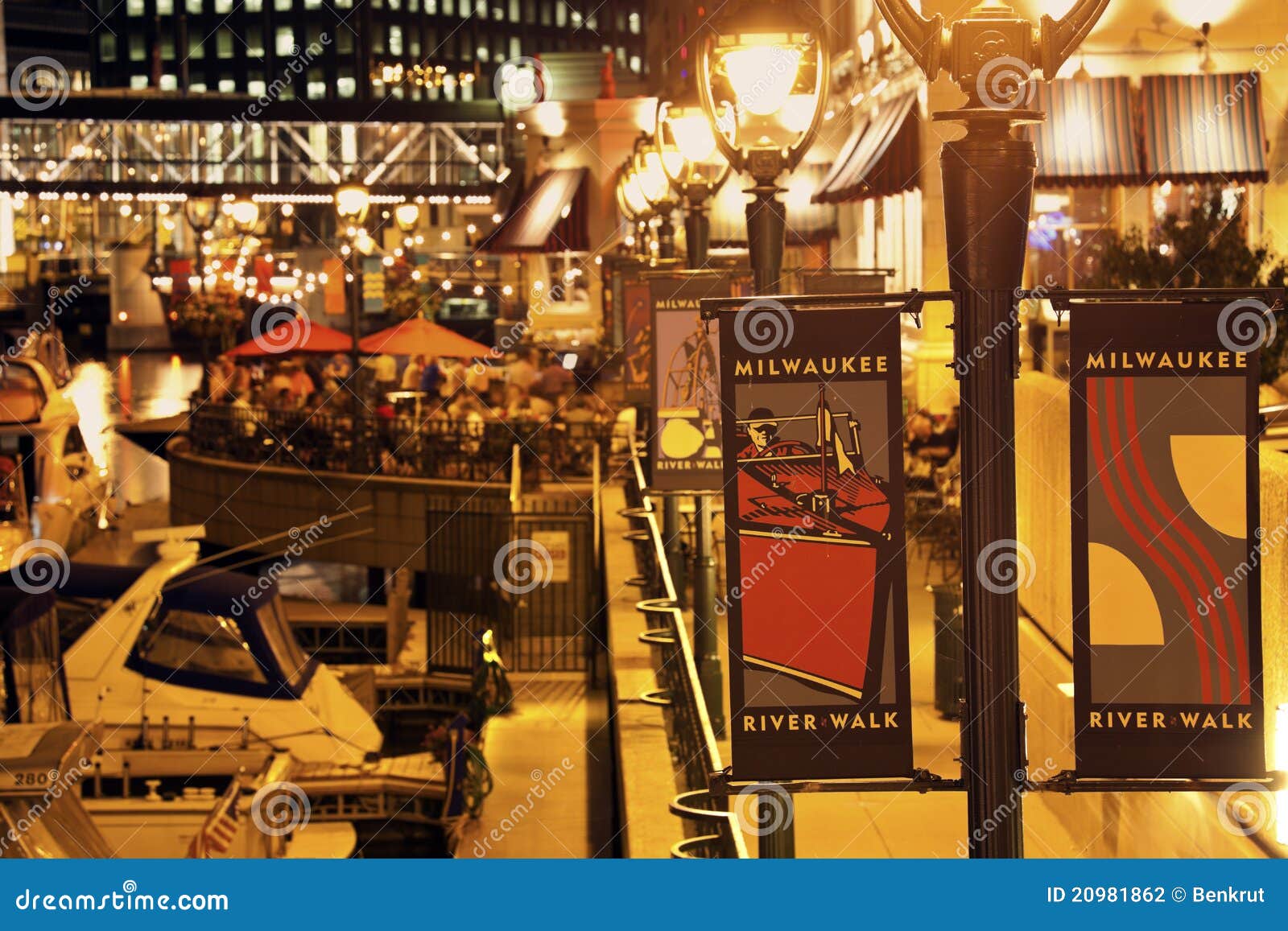 Milwaukee River Walk editorial photography. Image of downtown - 20981862