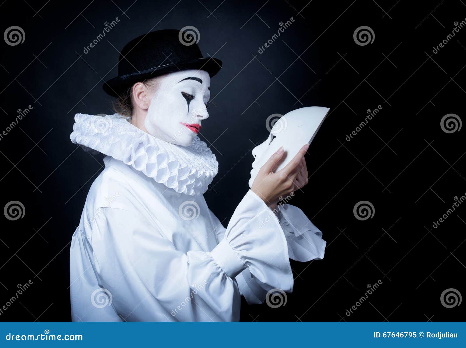 Mimo Triste Pierrot Che Esamina La Maschera Immagine Stock - Immagine ...