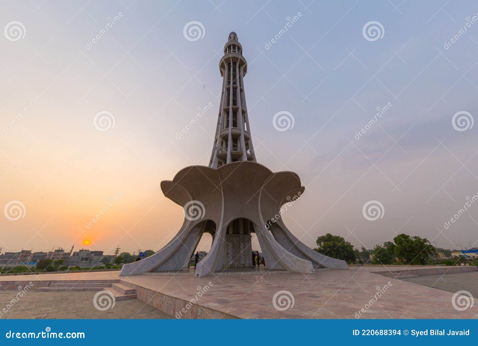 Minar-e-Pakistan and Sunset Stock Photo - Image of tower, lighting ...