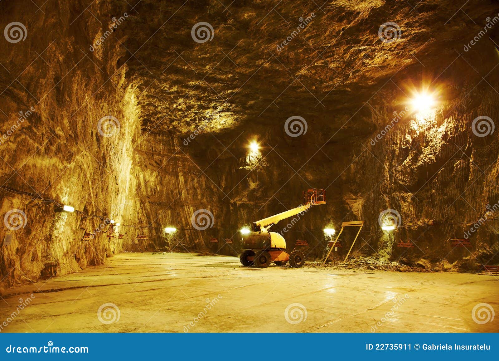 Mine de sel de Praid image stock. Image du travaux, machine - 22735911