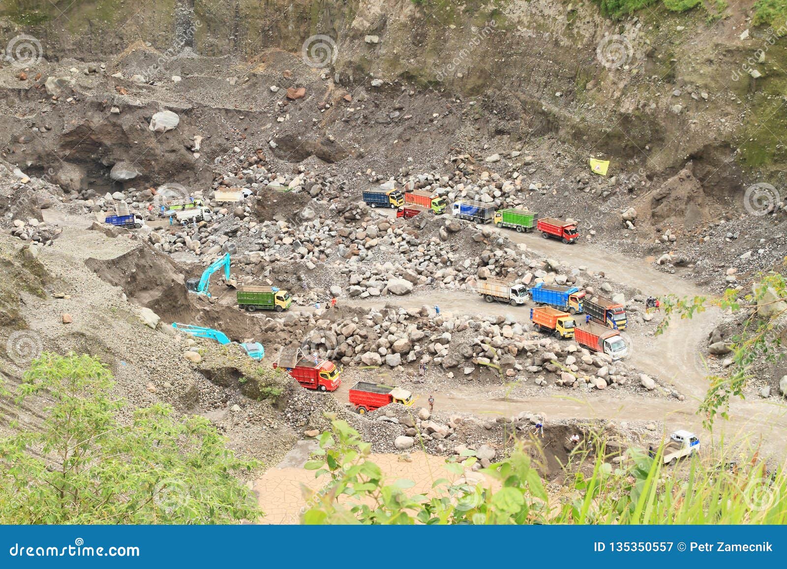 Mine En Pierre Par Le Volcan De Merapi Image stock - Image du tropiques ...
