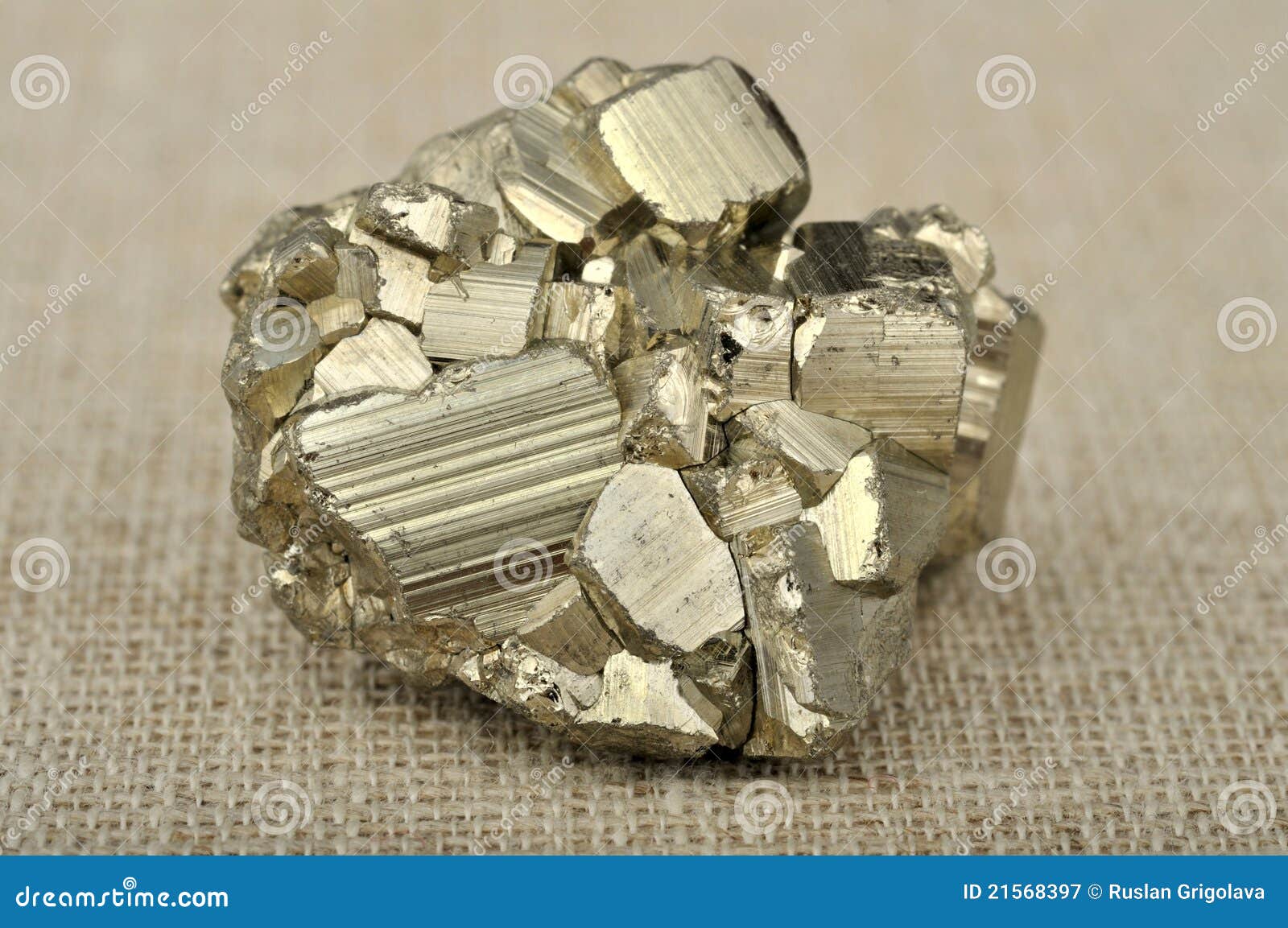 Mineral da pirite imagem de stock. Imagem de cristal - 21568397