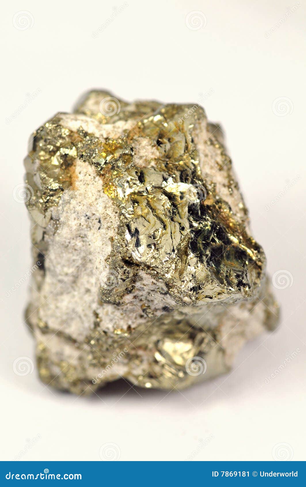 Minerale della pirite immagine stock. Immagine di isolato - 7869181