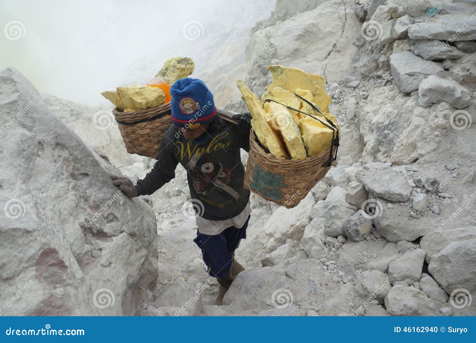 Miners editorial image. Image of banyuwangi, digging - 46162940