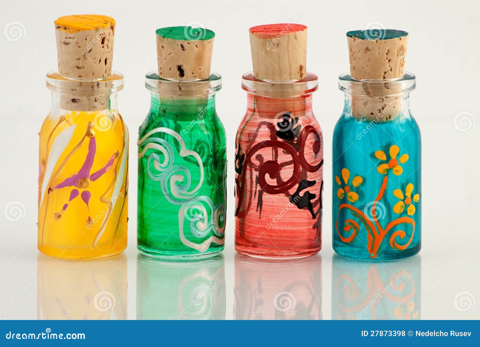 Mini botellas foto de archivo. Imagen de verde, belleza - 27873398