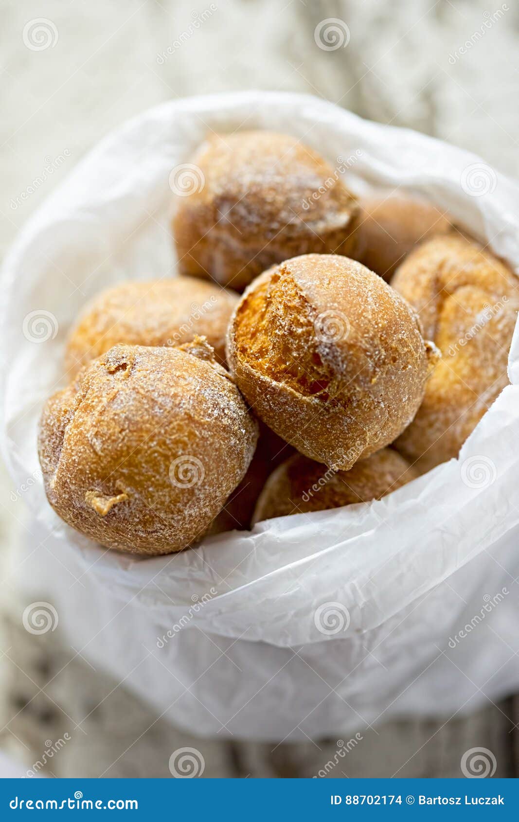 Mini Buñuelos En Bolsa De Papel Foto de archivo - Imagen de frescura ...